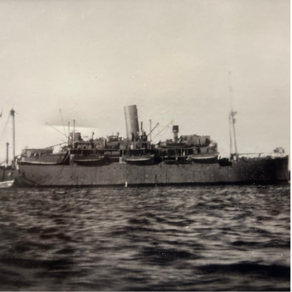 WESTRALIA – A LUXURY CRUISE SHIP/ROYAL AUSTRALIAN NAVY WARSHIP – Port ...