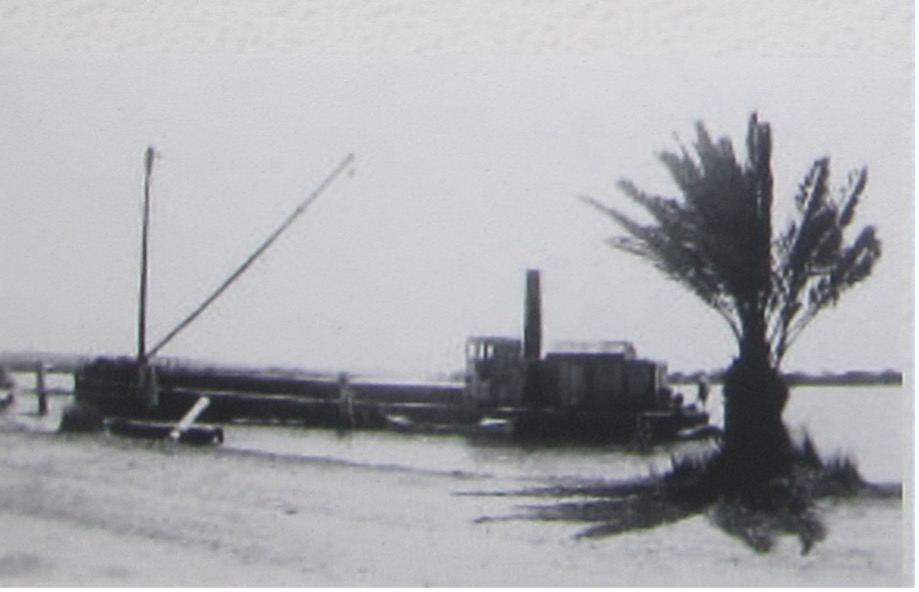 Hulk of the ‘Iluka’ Drogher at Port Stephens – Port Stephens – a ...