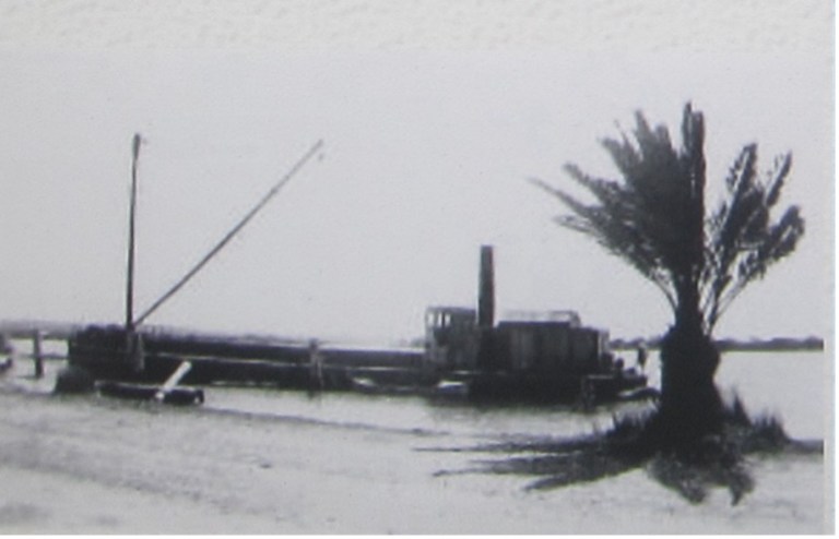 Hulk of the ‘Iluka’ Drogher at Port Stephens – Port Stephens – a ...